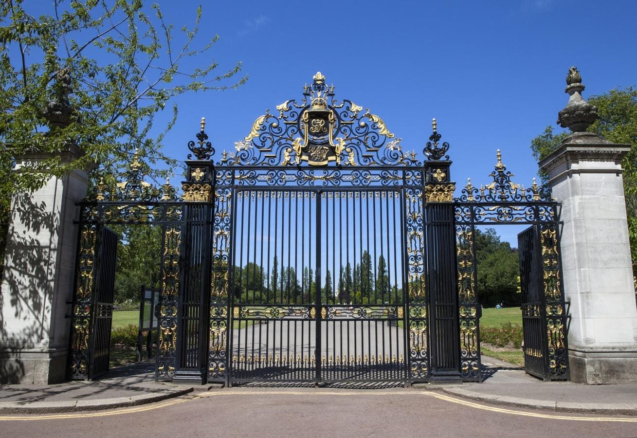 Famous gates decorated with gold leaf | Manetti Goldbeater