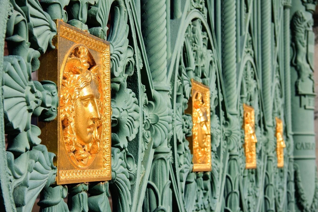 Famous gates decorated with gold leaf | Manetti Goldbeater