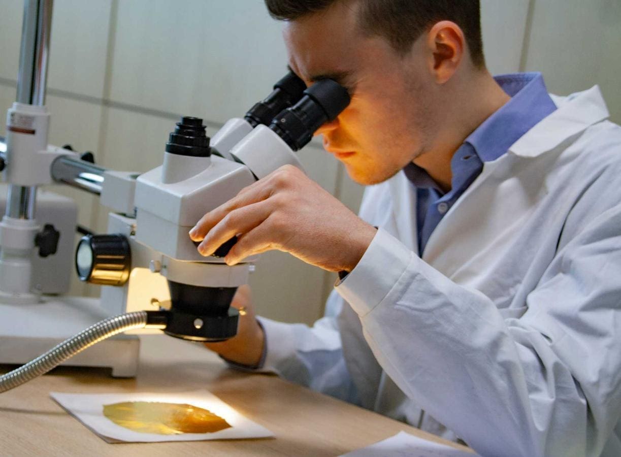 Gold leaf production - How is it made? | Manetti Goldbeater