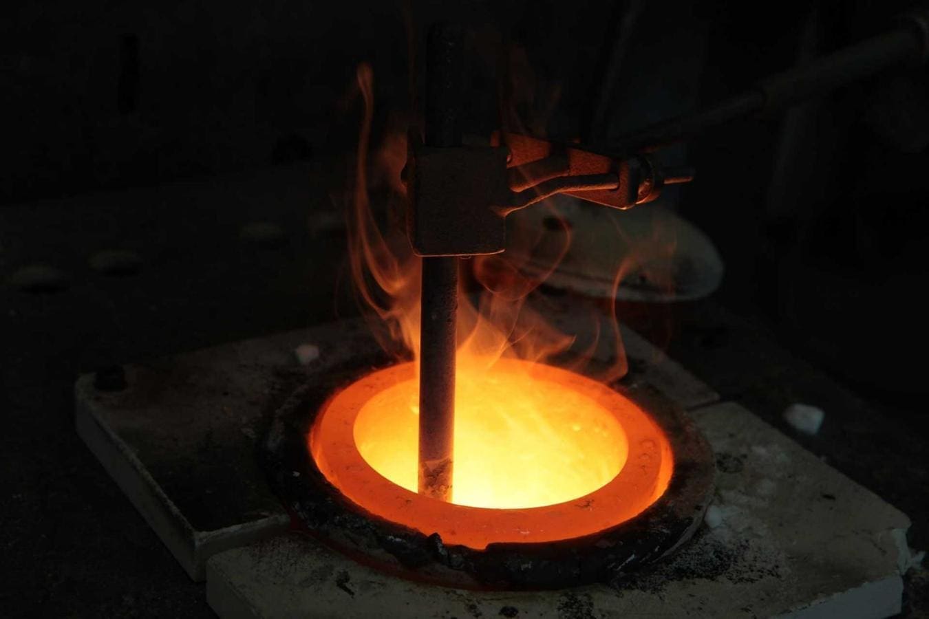 Gold leaf production - How is it made? | Manetti Goldbeater