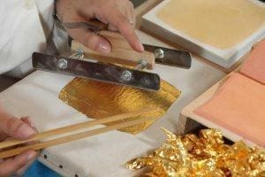 Gold leaf production - How is it made? | Manetti Goldbeater