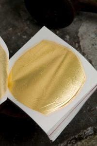 Gold leaf production - How is it made? | Manetti Goldbeater
