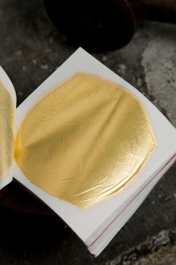 Gold leaf production - How is it made? | Manetti Goldbeater