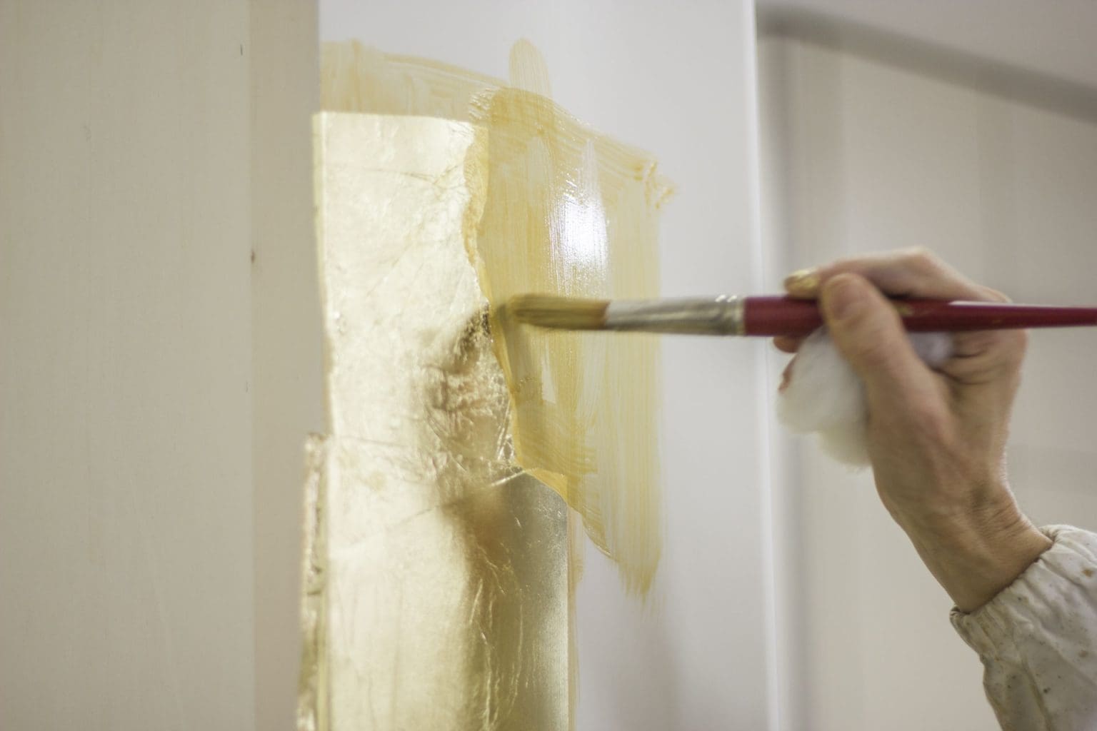 How to apply gold leaf: main gilding techniques explained | Giusto ...