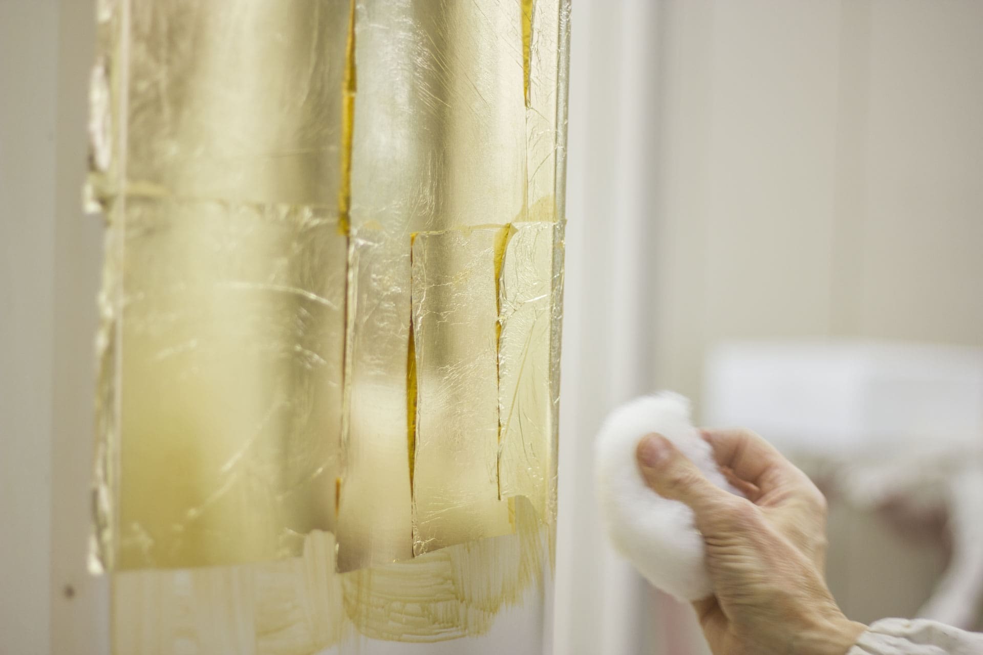 How to apply gold leaf: main gilding techniques explained | Giusto ...